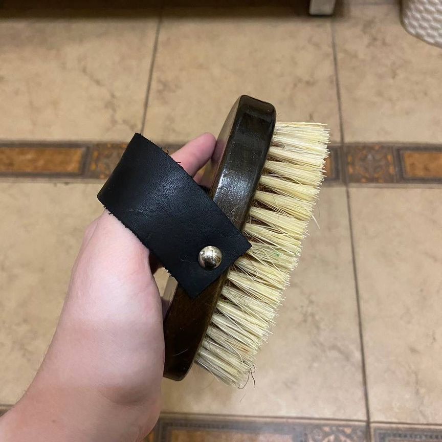 Щетка для лошади