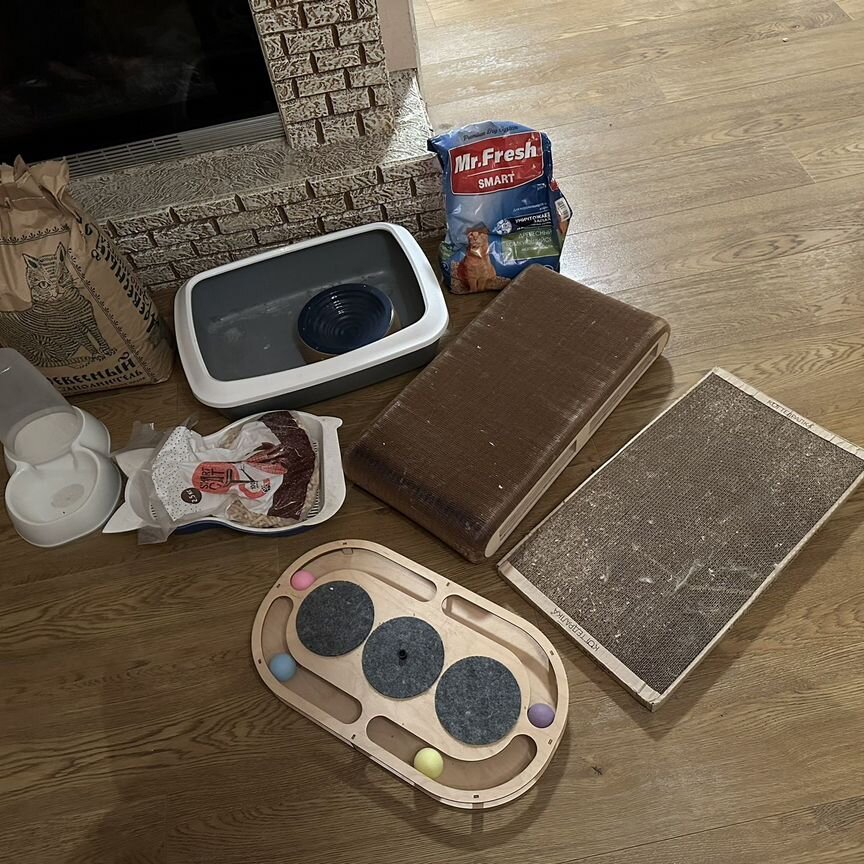 2 лотка, наполнитель, когтеточки