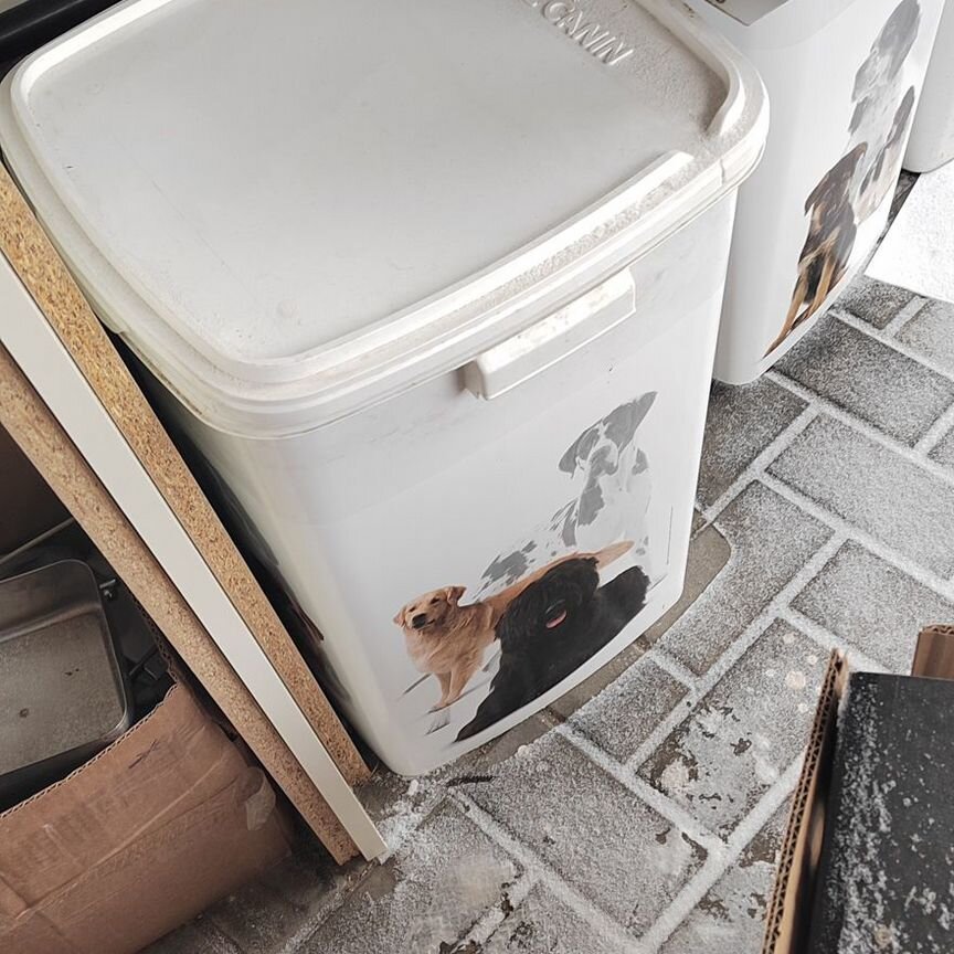 Контейнер большой для корма, хранения чего-нибу