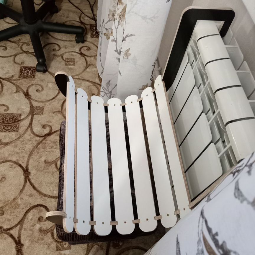 Лежанка для кошек на батарею