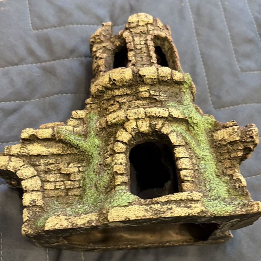 Замок в аквариум