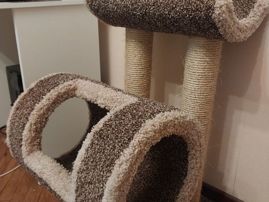 Кошачий домик с когтеточкой