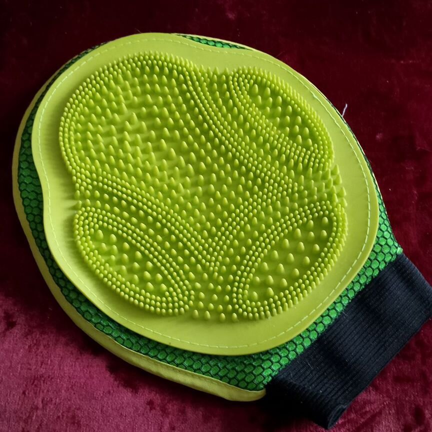 Рукавица-щетка для животных