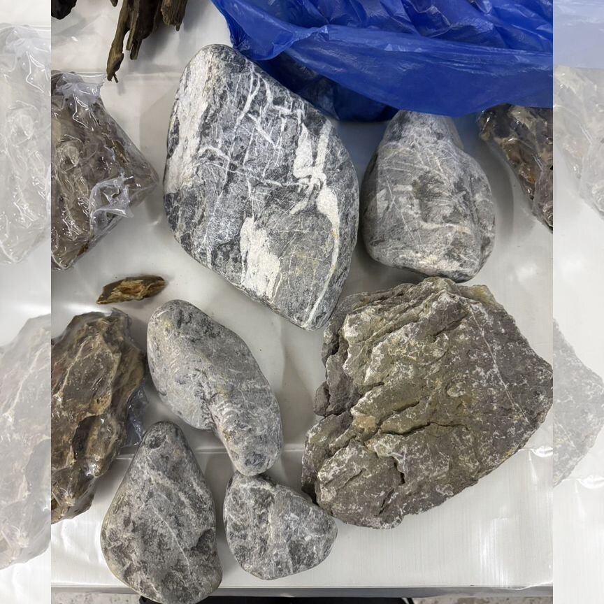 Камни и коряги для декора