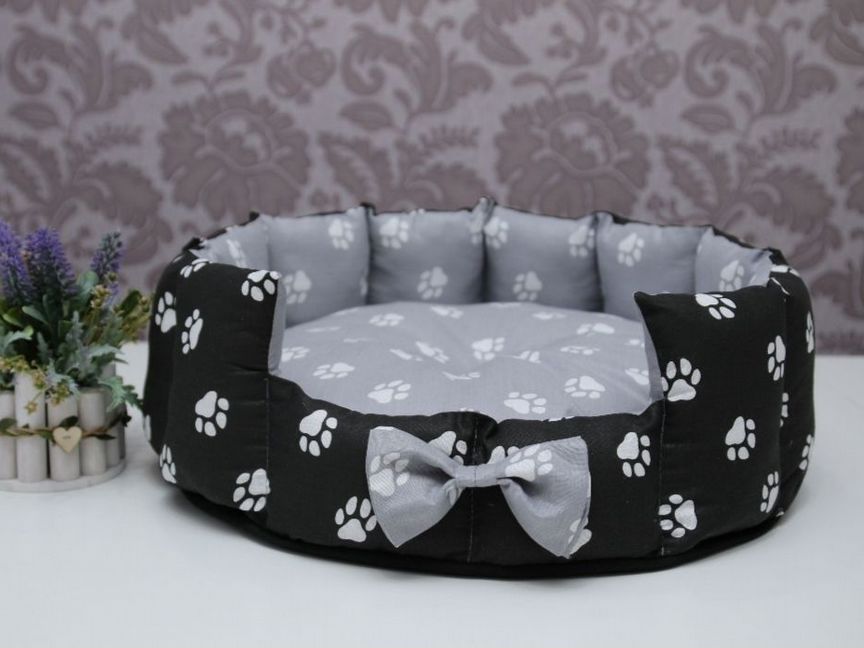 Лежанка и корм для собак