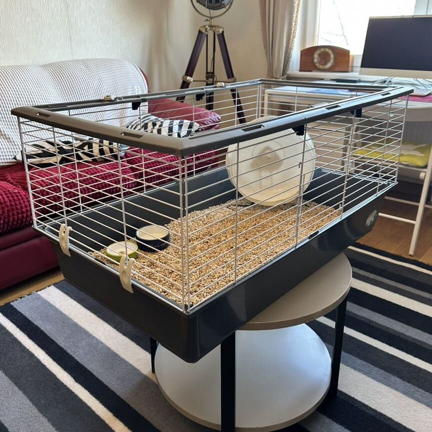 Вместительная клетка для грызуна с колесом