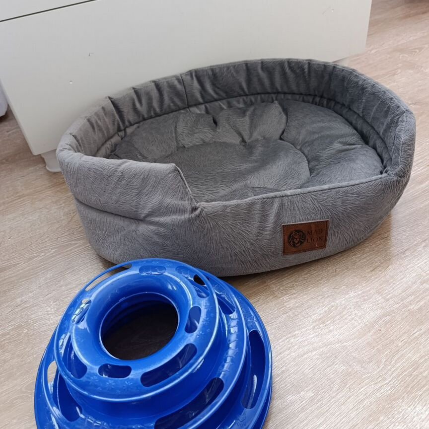 Лежанка и игрушка для кота