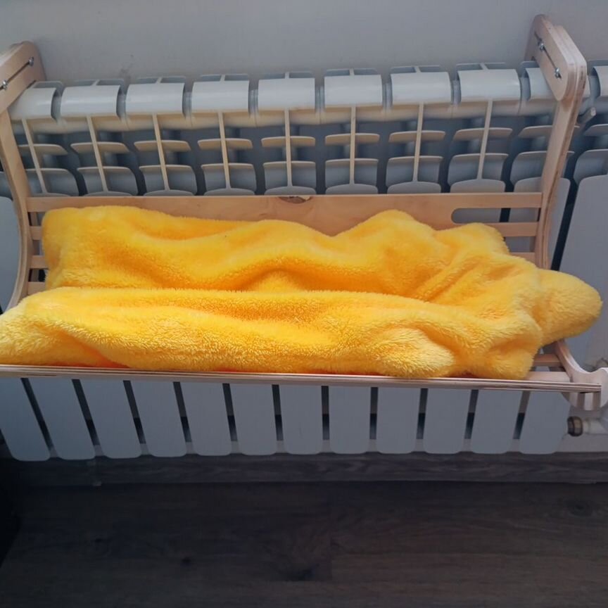 Лежанка для кота на батарею