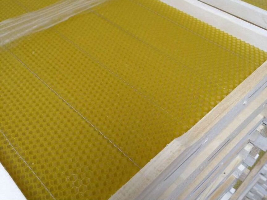 Рамка Дадан с вощиной