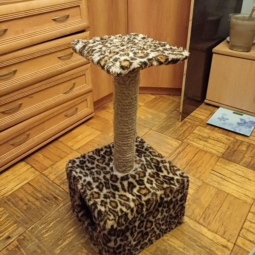 Кошачий домик с когтеточкой