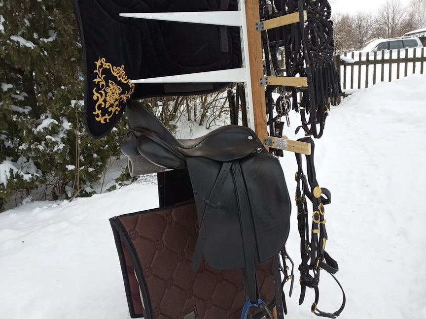 Стойка для конной амуниции