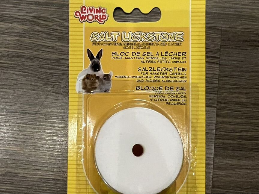 Соляной камень для грызунов с поастиковой ручкой