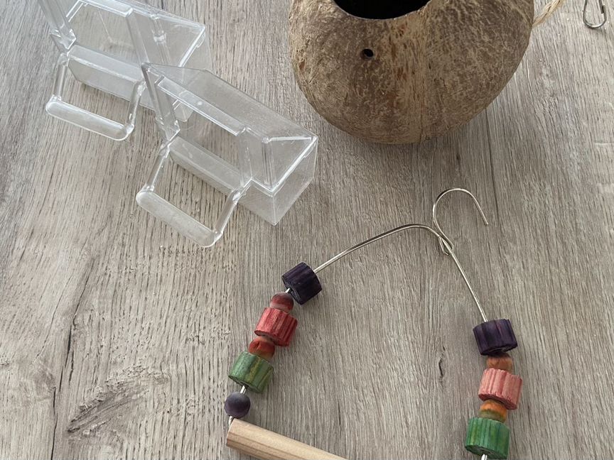 Кормушка, гнездо из кокоса и качеля для птиц