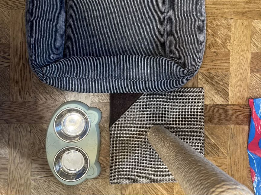 Набор для кошек. Когтеточка, миска, лежанка