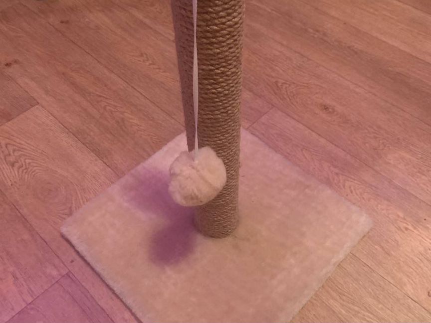 Когтеточка-столбик с игрушкой