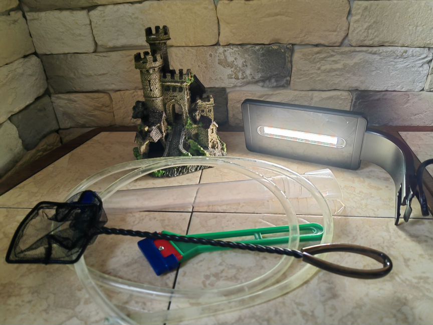 Аксессуары для аквариума (лампа, сифон, декор)