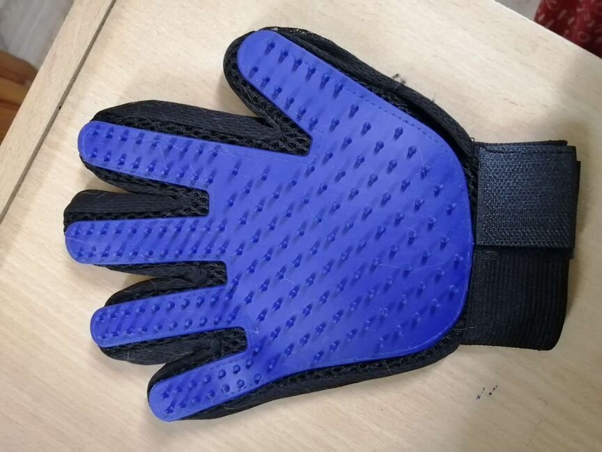 Перчатка для вычесывания шерсти