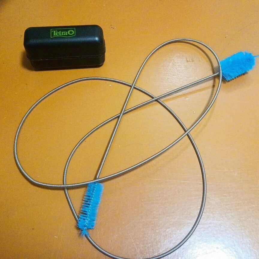 Скребок магнитный и щетка