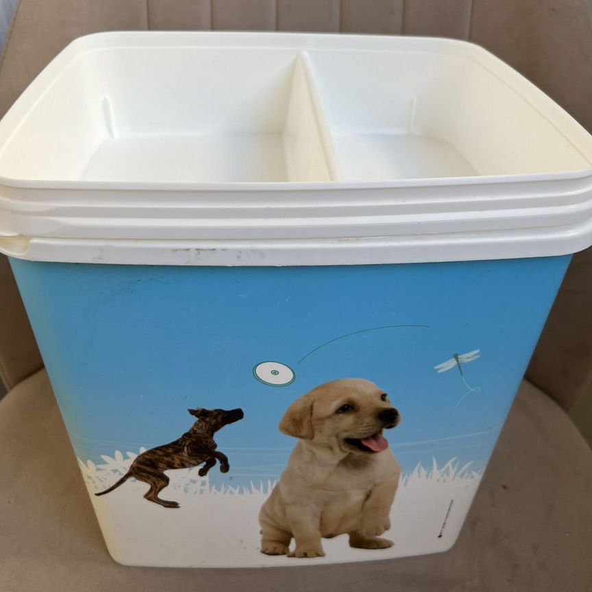 Контейнер для хранения корма