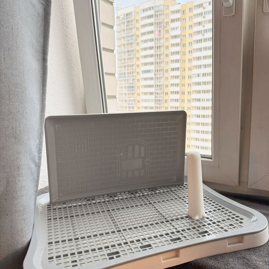 Лоток для собак со стенкой и столбиком