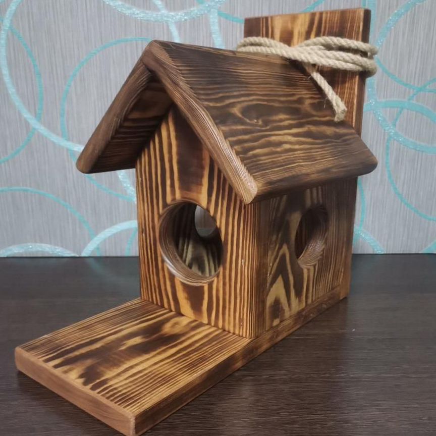 Кормушка для птиц и белок из дерева