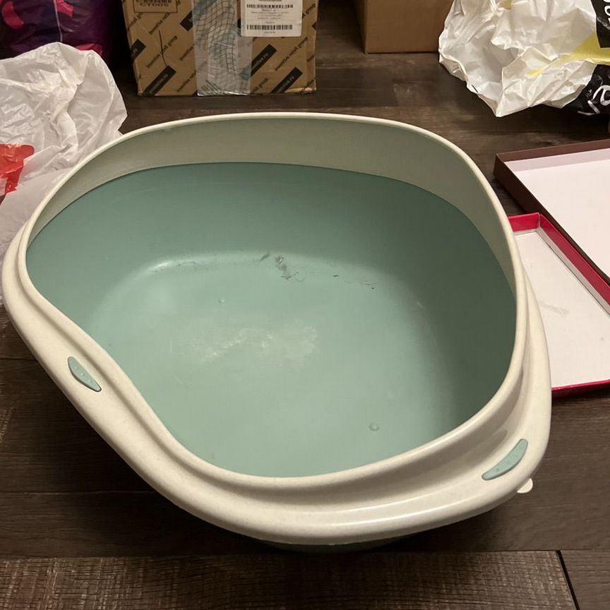 Лоток для кошки капитальный даром