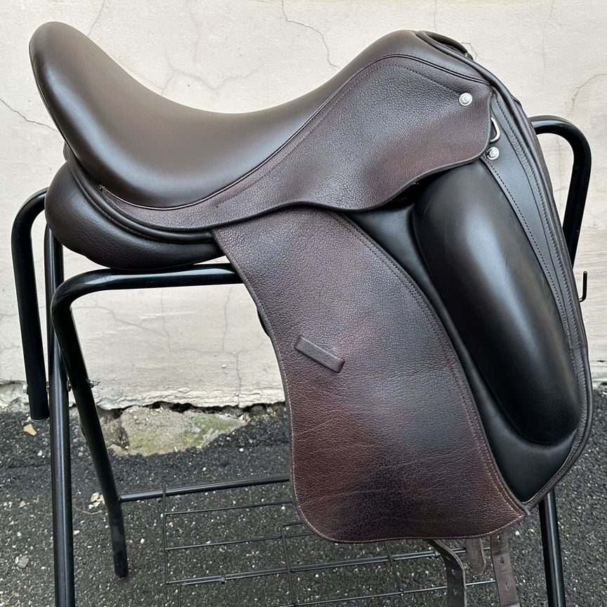 Седло выездковое Custom коричневое