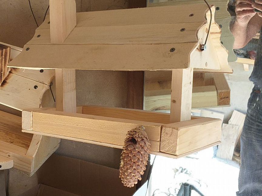 Кормушка для птиц из дерева