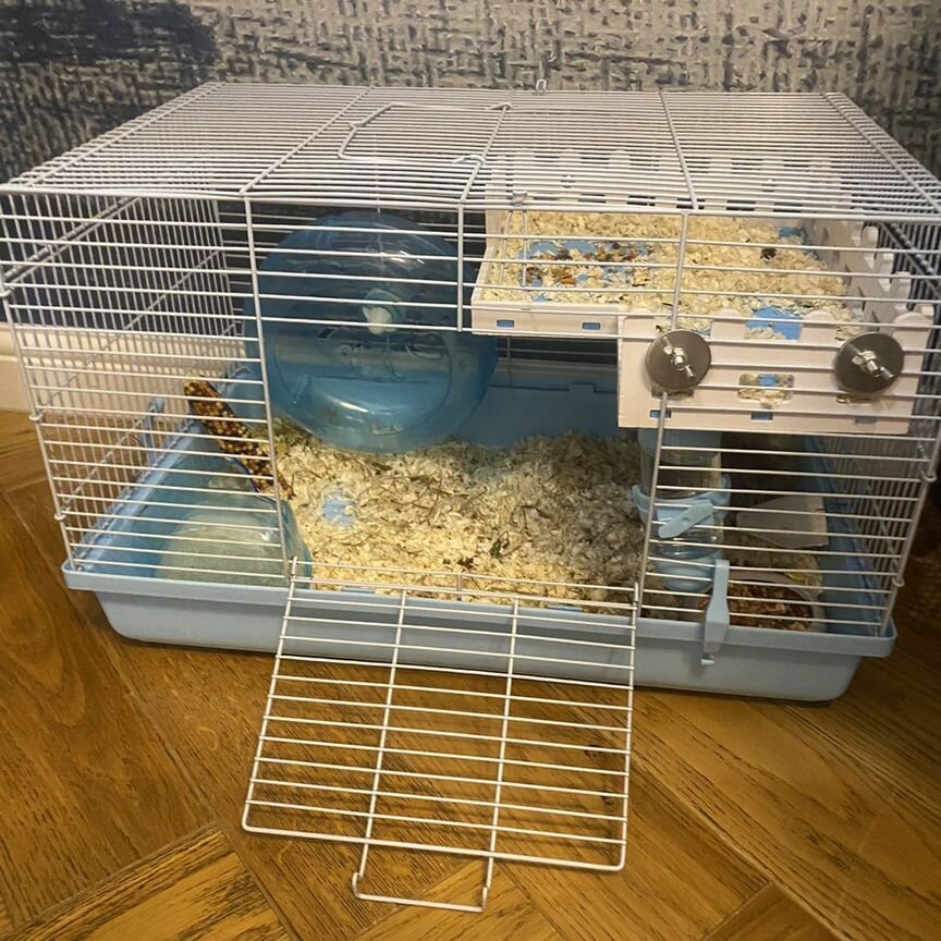 Клетка, с предметами