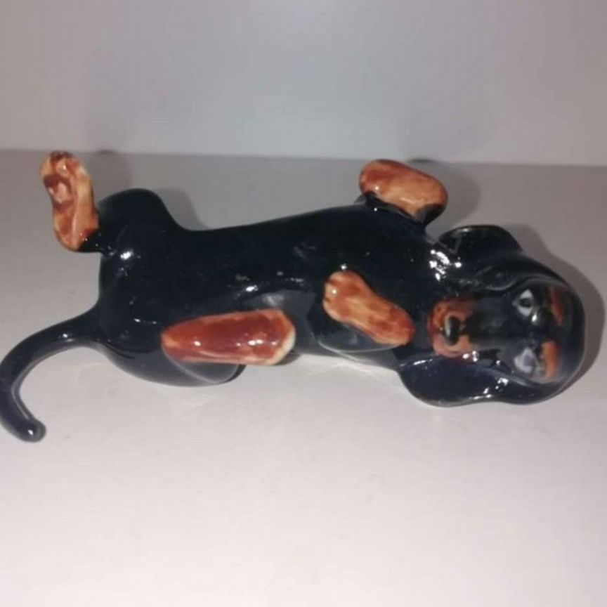 Фарфоровая фигурка такса