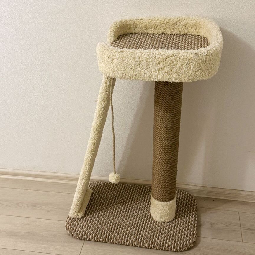 Когтеточка новая с лежанкой и игрушкой