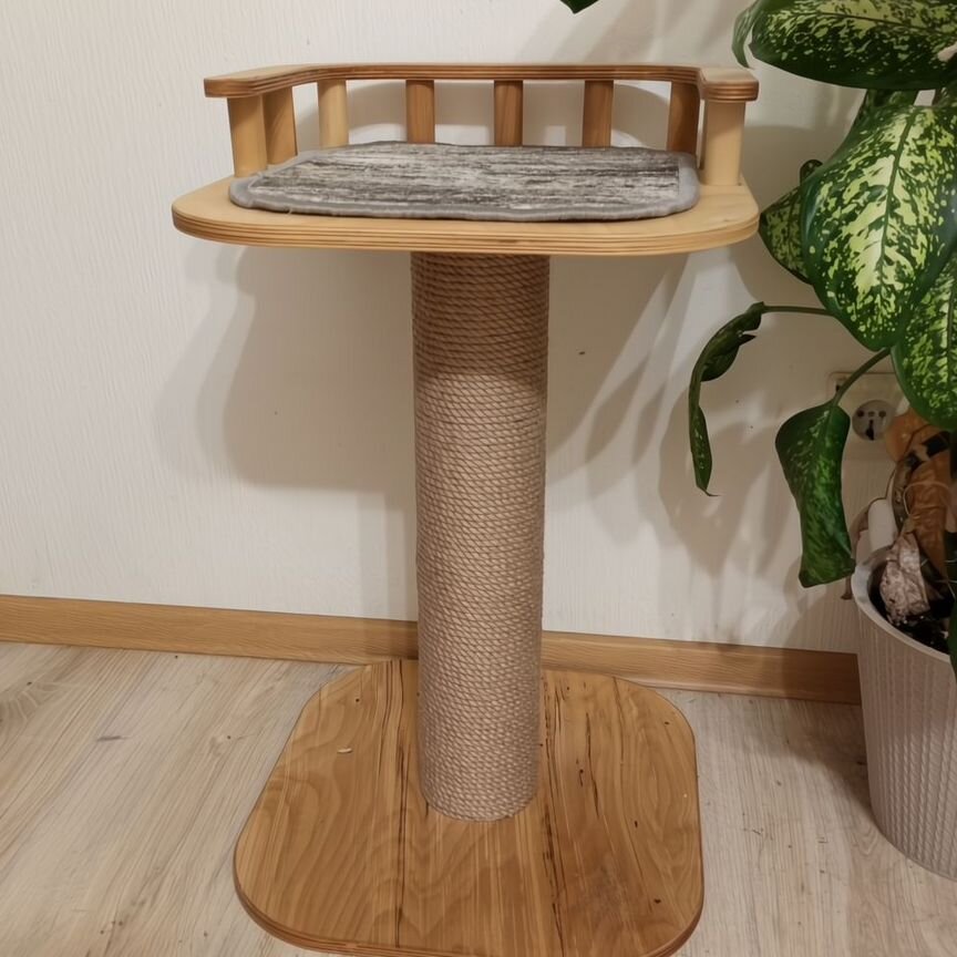 Деревянный домик для кошки. Когтеточка