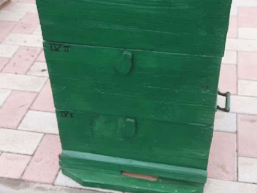 Пчелиные ульи и рамки
