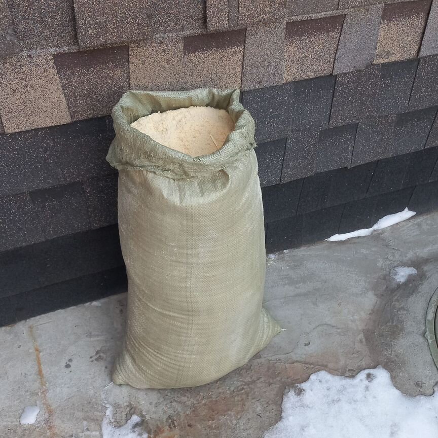 Сухие опилки в мешках