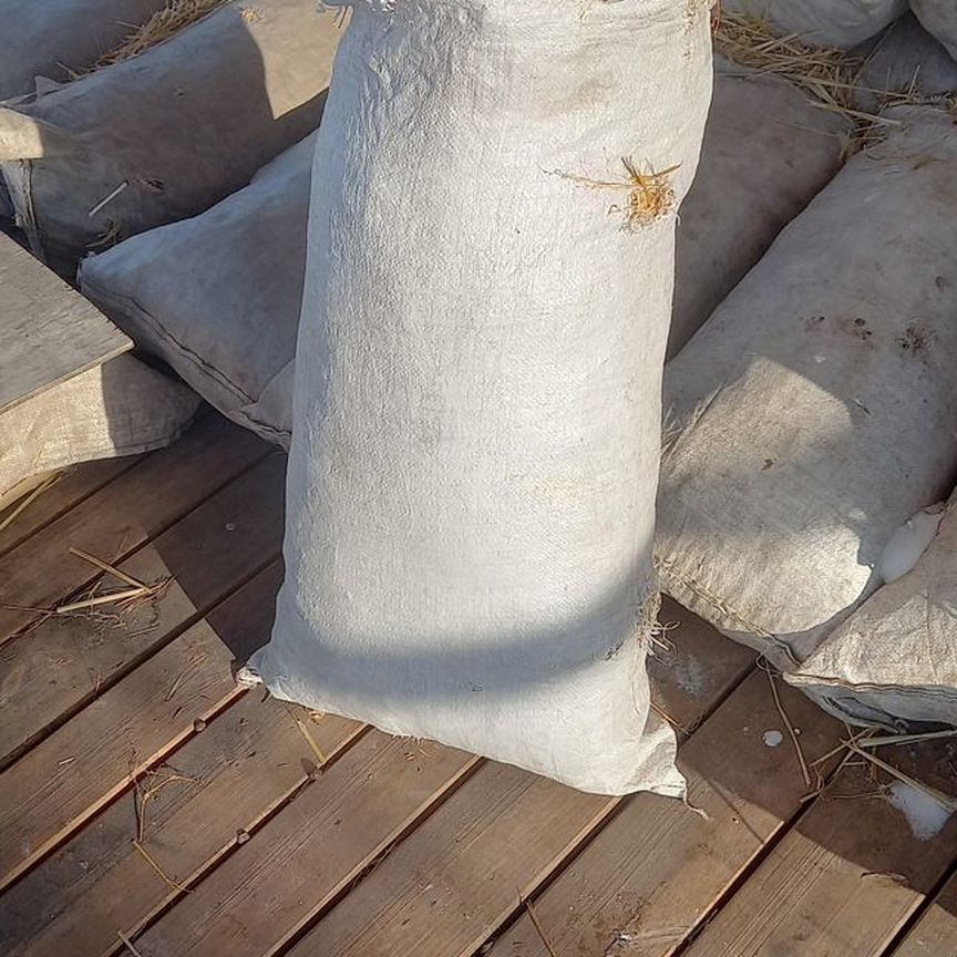 Сено, солома в мешках