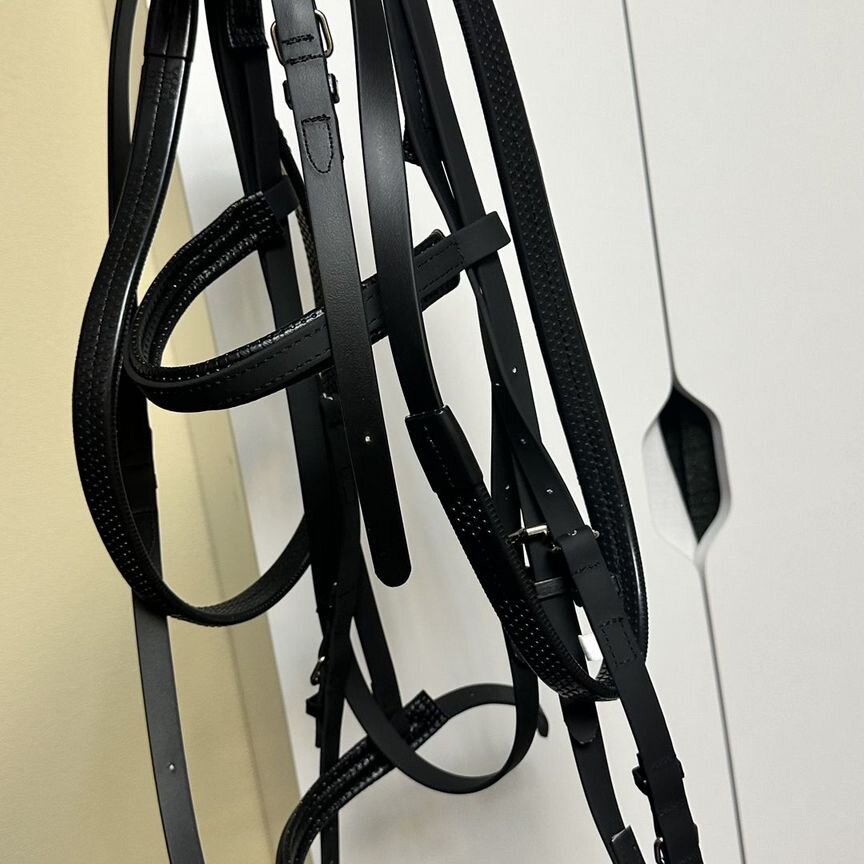 Конные вещи: уздечка и развязки