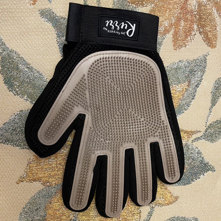 Перчатка для груминга животных