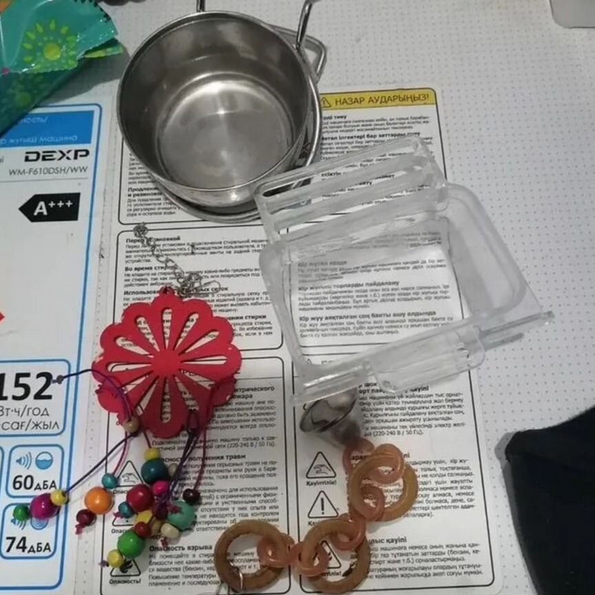 Игрушки и кормушки для попугая