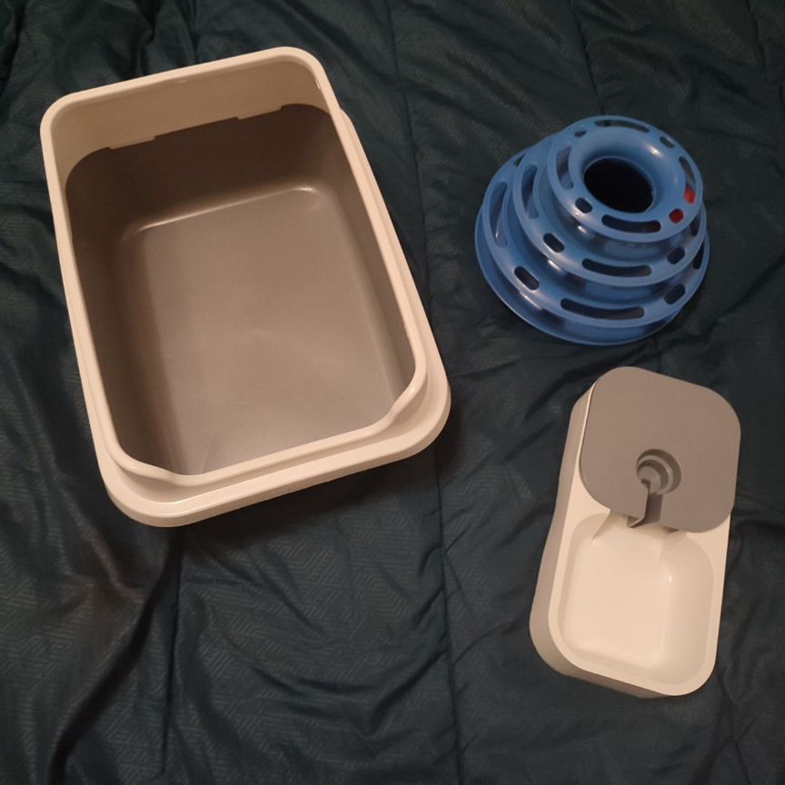 Лоток, поилка, игрушка для котёнка