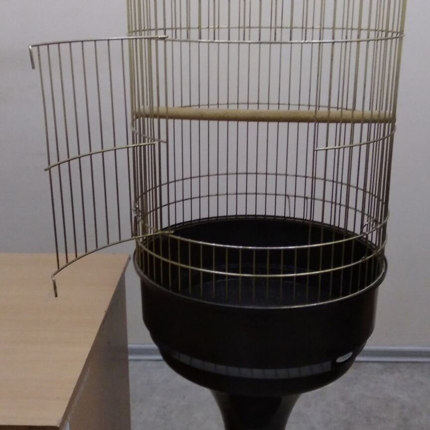 Большая клетка на стойке для крупного попугая