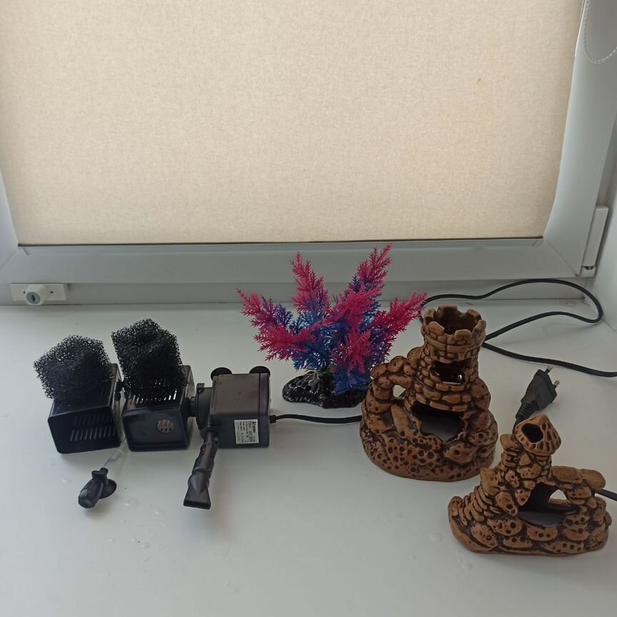 Фильтр и декорации для аквариума