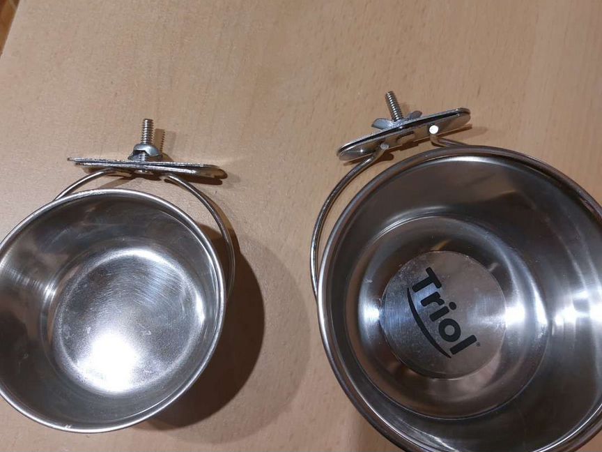 Миска металлическая с держателем (на винтах)