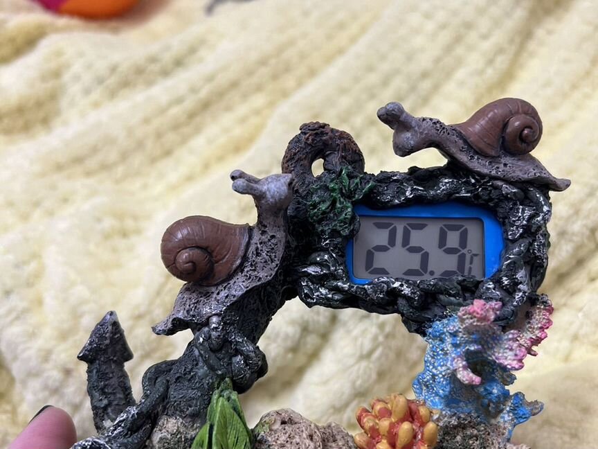 Статуэтка в аквариум с термометром