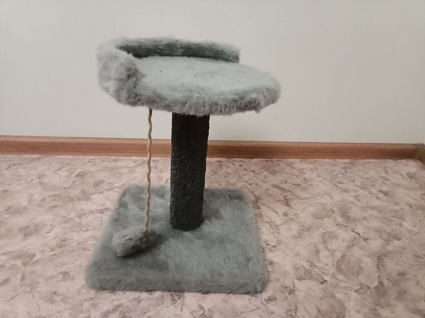 Когтеточка столбик для кошек с лежанкой