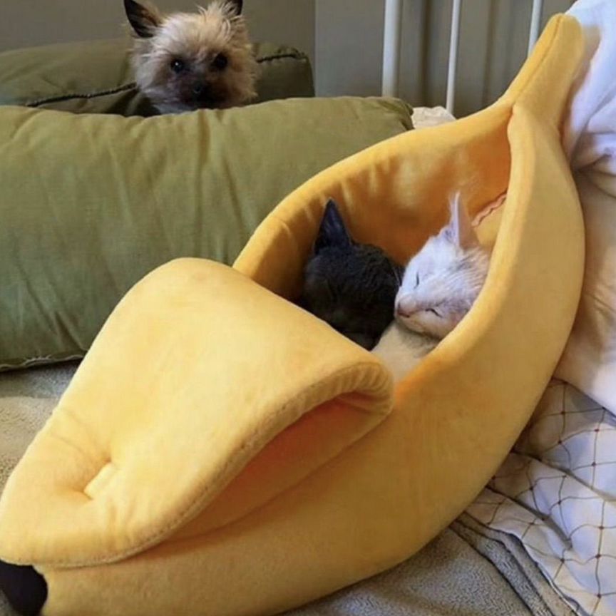 Лежанка для животных в форме банана