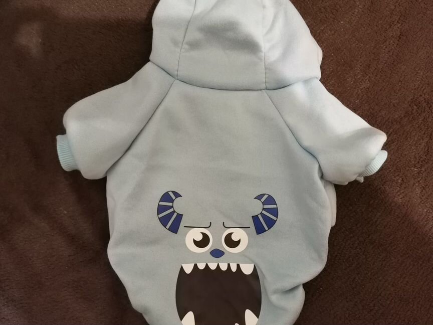 Кофточка для котика на клепках голубая с капюшоном