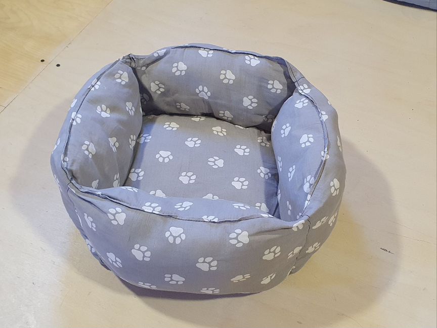 Лежанка для кошек бу