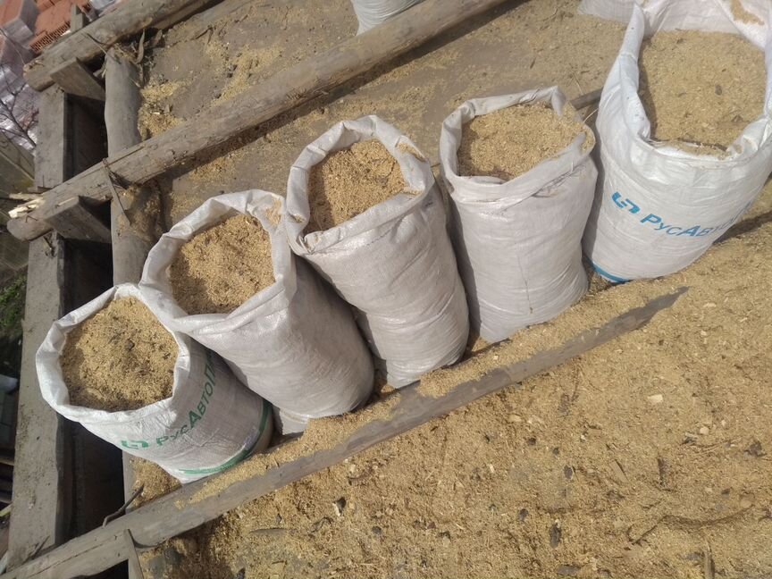 Опилки в мешках