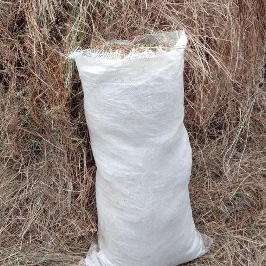 Сено в мешках для подстилки собакам в конуру