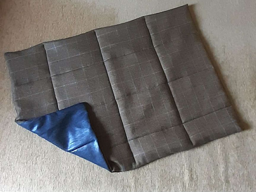 Лежанка новая, коврик большой